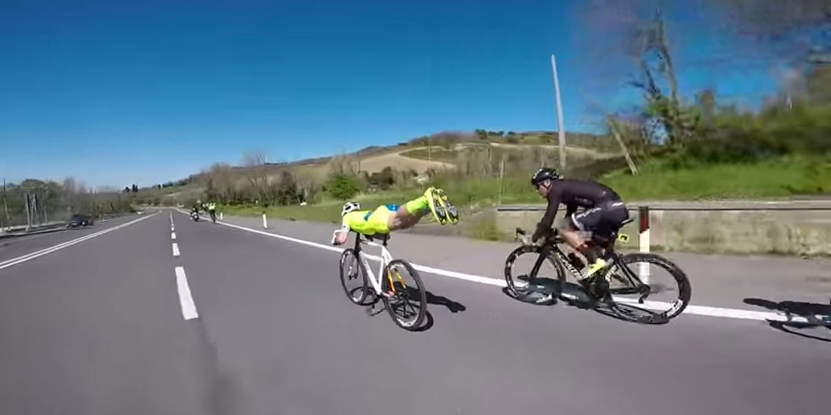 Cyclist adopts ‘superman‘ position to speed past his competitors