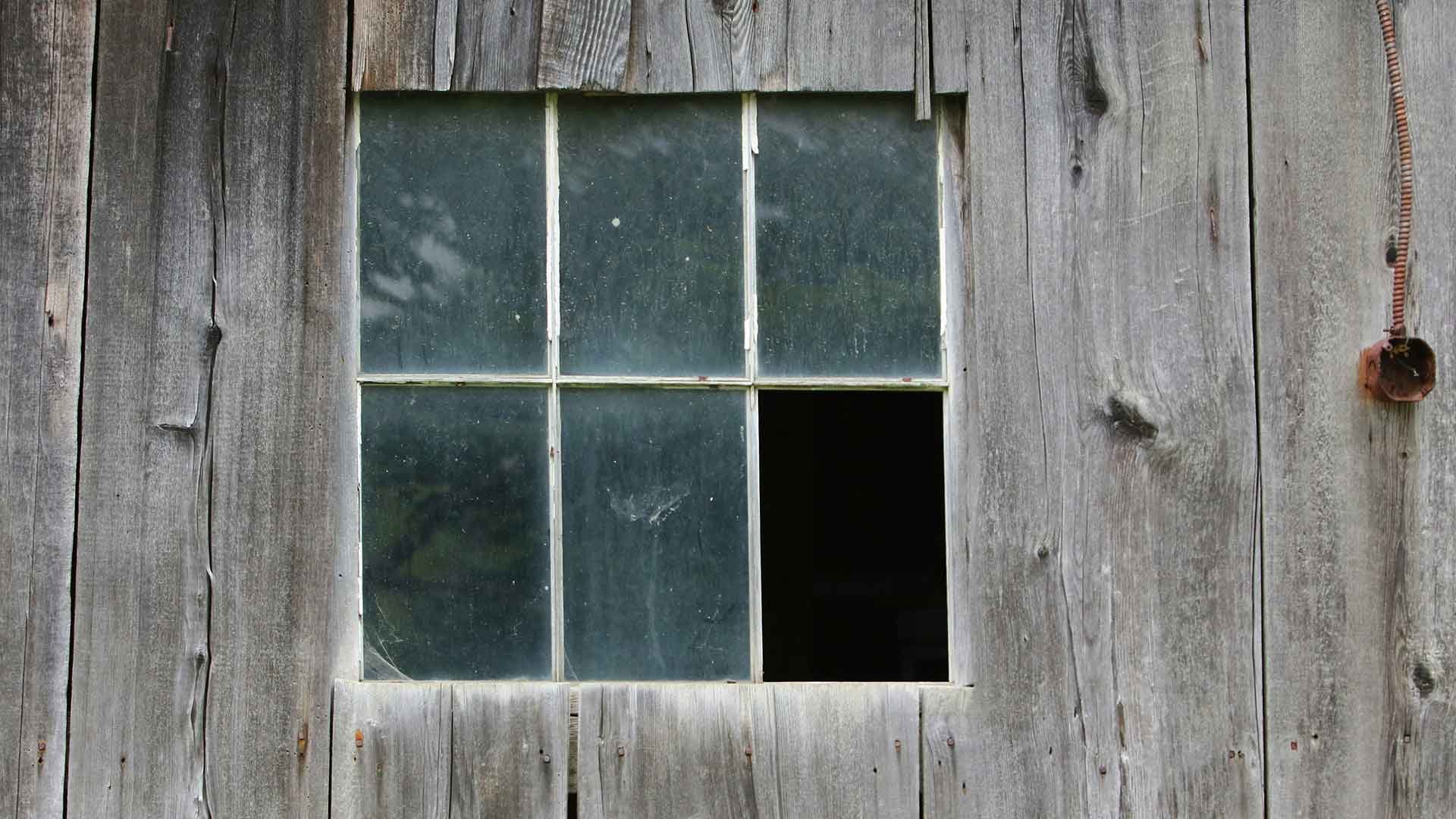 The thin line between shelter and uncertainty: How glass breaks without ...